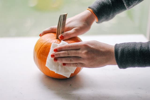 The Cutest No-Carve Pumpkin Idea That You Can Do in a College Dorm - By ...